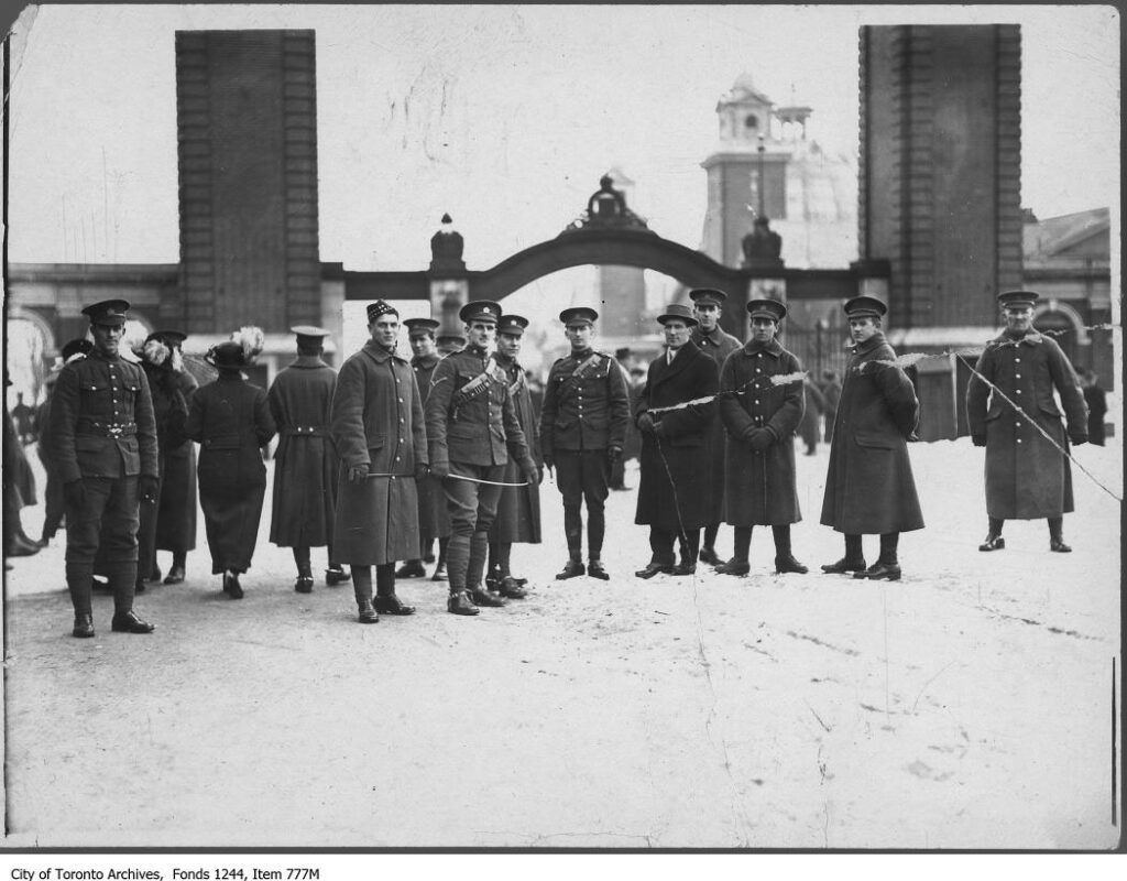 Soldiers at the Dufferin Gate during World War I – CNE Heritage